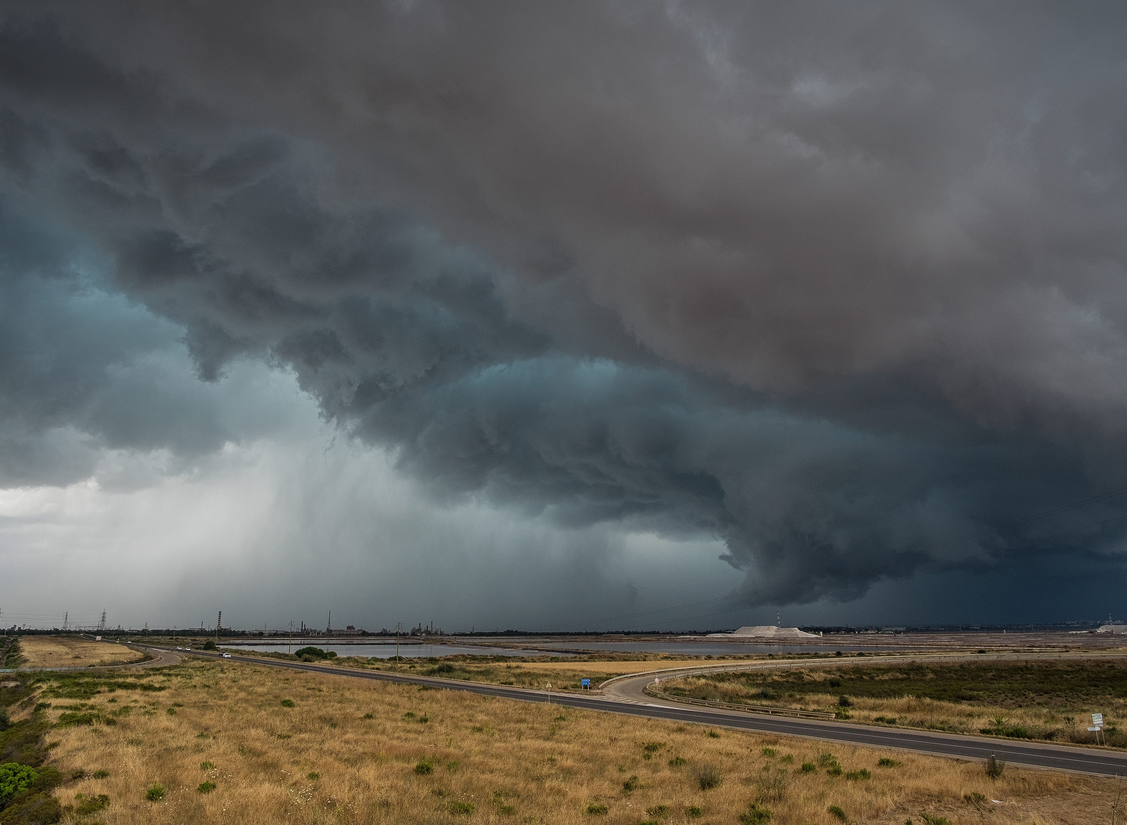light inflow tail + shelf cloud - MeteoNetwork